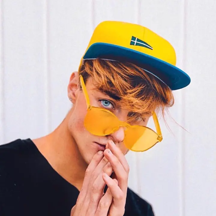 i cant believe laurens mom walked in on me... SO EMBARRASSING! 😬😳 ...